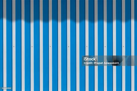표면에 캔버스 차양이있는 흰색과 파란색 줄무늬 알루미늄 강철 벽의 배경 차양에 대한 스톡 사진 및 기타 이미지 차양 강철