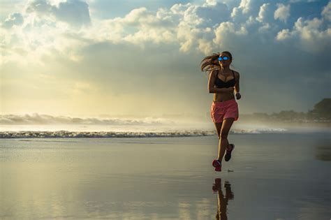 매력적인 아시아 중국 젊은 스포츠 일몰 여름 저녁에 아름 다운 바다와 건강 한 라이프 스타일과 체력 개념에 해안 배경 비치 운동 실행 주자 여자 건강한 생활방식에 대한 스톡