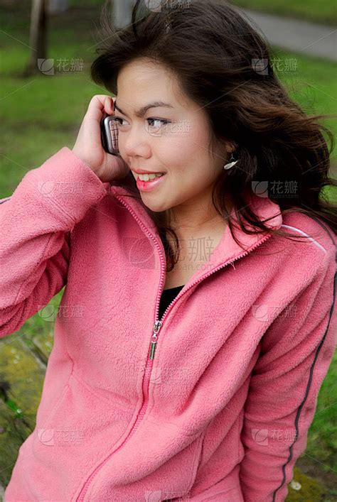 迷人的亚洲女孩在电话里聊天