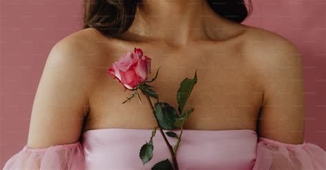 장미를 들고 분홍색 드레스를 입은 여자 사진 Unsplash의 꽃 이미지