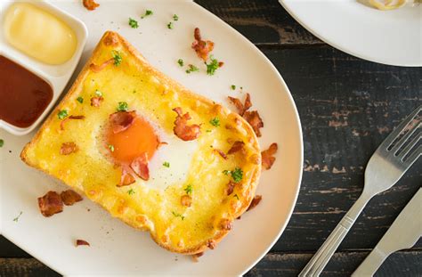 달걀 노 른 자 베이컨 햄 치즈 빵 토스트와 코리 엔 더 조식 플랫 레이 하프 4 갈색에 대한 스톡 사진 및 기타 이미지 갈색 건강한 생활방식 건강한 식생활 Istock