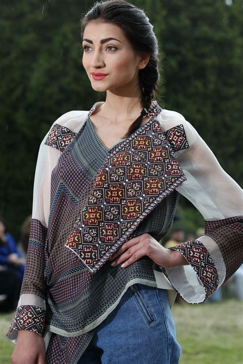 Оксана Караванська вперше показала свою колекцію Vyshyvanka Couture в Україні То є Львів