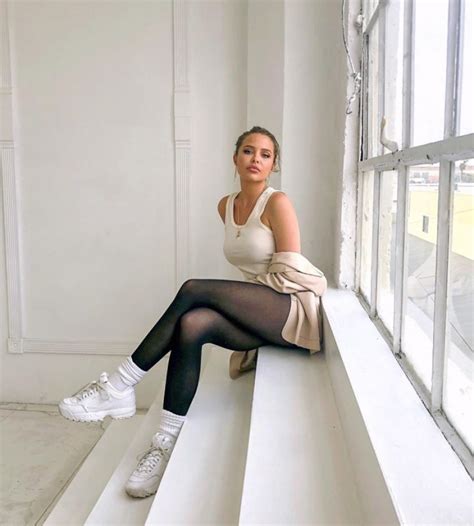 15 Beauties With Incredibly Long Legs Pictolic