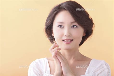 喜ぶ30代の女性 写真素材 [ 3014340 ] フォトライブラリー Photolibrary