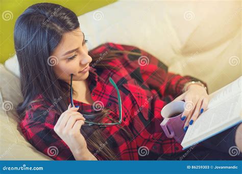 Junge Frau Zu Hause Die Auf Dem Sofa Sich Entspannt In Ihrem