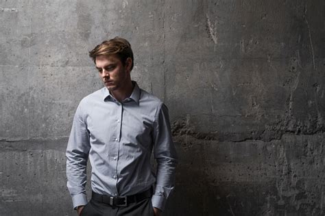 카메라를 향해 미소 짓는 생각에 잠긴 남성 사업가 입석 대한 콘크리트 벽 25 29세에 대한 스톡 사진 및 기타 이미지 25 29세 30 34세 기업 비즈니스