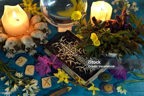 타로 카드 양초 룬 및 마술 공이 의식 제단 테이블에 있습니다 오컬트 밀교 및 점술 정물 빈티지 물건이 있는 신비로운 배경 0명에 대한 스톡 사진 및 기타 이미지 Istock