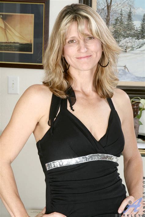 Totally Naked Hot Milf Berkley Spreads Off Her Juicy Pink Snatch For Our Viewing Porn Pictures