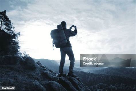 바위와 안개에 걸쳐 피크에 스포티 한 정장 스탠드에서 등산객 가냘픈에 대한 스톡 사진 및 기타 이미지 가냘픈 가을 검은색 Istock