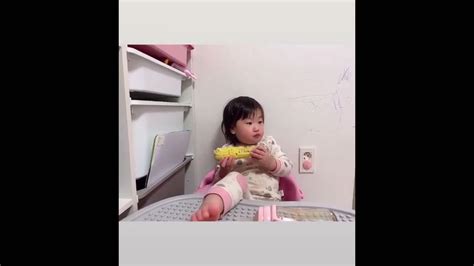 아기옥수수먹방중 옥수수먹방 아기먹방 Youtube