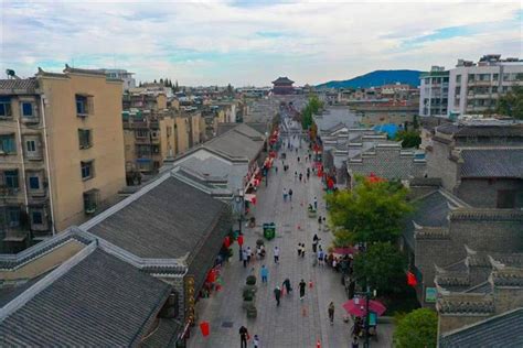 挂国旗迎国庆 古城披上“中国红”五星红旗襄阳城区