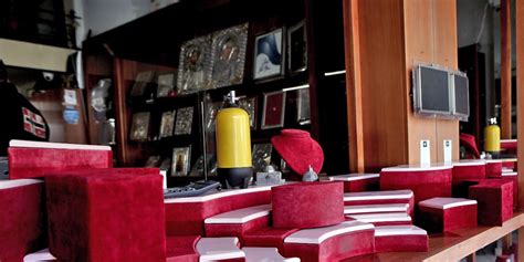 Ληστεία σε κοσμηματοπωλείο στο Αιγάλεω Έσπασαν την τζαμαρία με ΙΧ και άρπαξαν τα πάντα [βίντεο