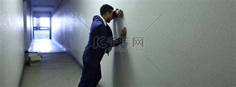 一旦他离开大楼，一切就都结束了。高清摄影大图 千库网