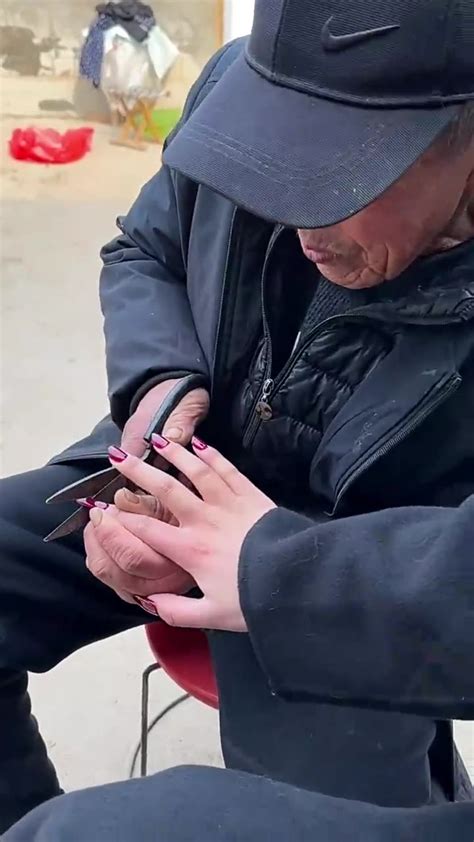 过年回家，来自姥爷的爱。网友：这钱白花了