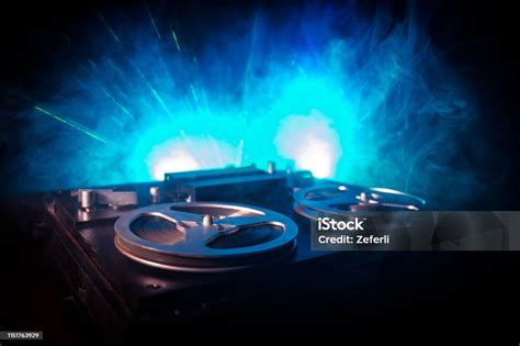 오래 된 빈티지 릴은 어두운 톤 안개 배경에 플레이어와 레코더를 릴 수 있습니다 아날로그 스테레오 오픈 릴 테이프 갑판 레코더 플레이어 릴 0명에 대한 스톡 사진 및 기타