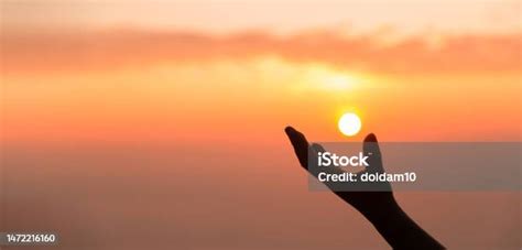 영성과 종교 신에 대한 여성 숭배의 배너 및 복사 공간을 기도하는 여성의 실루엣 기독교 종교 개념입니다 그리스도인은 하나님께 겸손한 겸손을 기도합니다 감사에 대한 스톡 사진