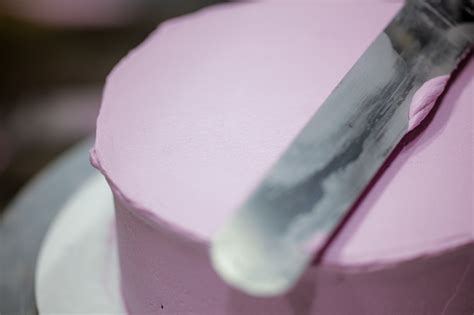 주걱과 스크레이퍼를 사용하는 데코레이터 스무딩 라일락 버터 크림 생일 젖빛 케이크 거품 내기에 대한 스톡 사진 및 기타 이미지 거품 내기 달콤한 음식 돌기 Istock