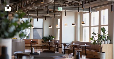 검은 나무 테이블과 의자 사진 Unsplash의 무료 암스테르담 이미지