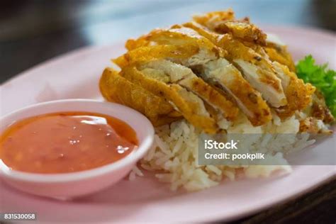 테이블에 접시에 야채 소스와 구운된 닭고기 쌀 얕은 초점 0명에 대한 스톡 사진 및 기타 이미지 0명 가금류 고기 Istock