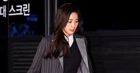 [포토] 이청아 부러질 듯 가녀린 각선미