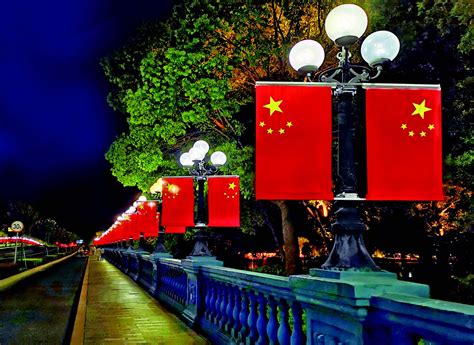 街头处处“中国红” 喜迎国庆氛围浓 松江报