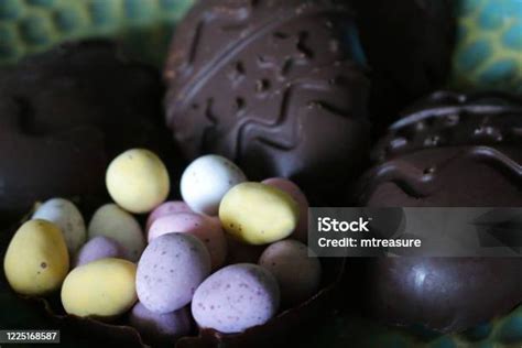 수제 성형 다크 초콜릿 부활절 달걀 껍질 반점 사탕 코팅 밀크 초콜릿 미니 부활절 달걀로 가득 의 이미지 0명에 대한 스톡 사진 및 기타 이미지 Istock
