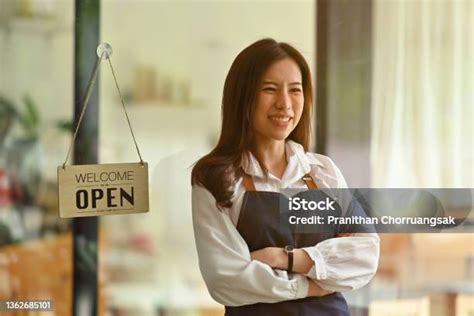 배경으로 레스토랑 유리 문에 교차 팔을 들고 서 젊은 레스토랑 소유자의 사진 30 34세에 대한 스톡 사진 및 기타 이미지 30 34세 격리 고객 Istock