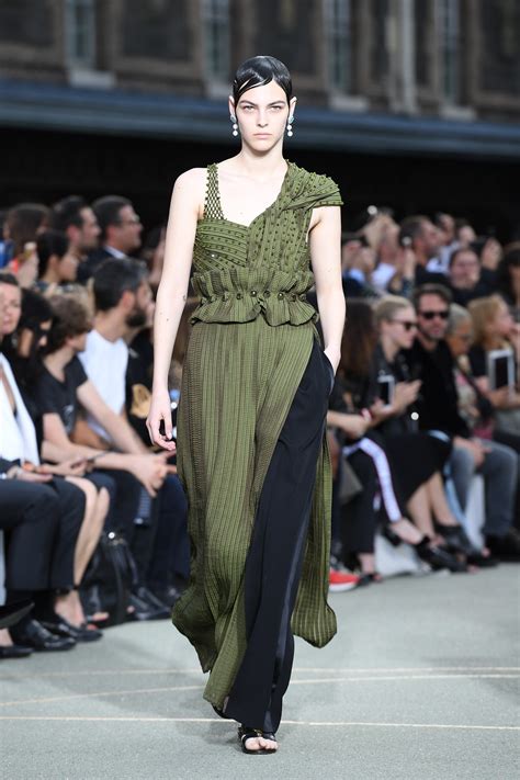 Givenchy Inclui Looks Femininos Na Temporada Masculina