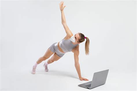 스튜디오에서 스포츠 여성의 초상화 빈 배경에 백인 소녀 운동과 근육 형성을위한 피트니스 개념 프로 운동 선수 소녀 전원 사진 20 24세에 대한 스톡 사진 및 기타 이미지