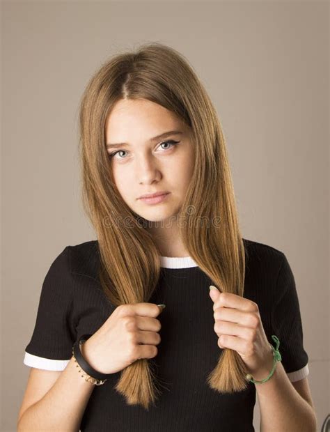 Una Joven Muy Hermosa Con Cabello Largo Y Rubio Mirada Profunda Y