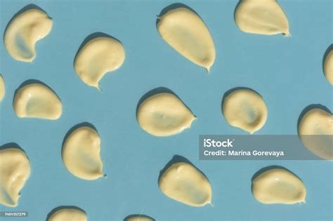 파란색 배경에 노란색 크림 질감 스킨 케어 화장품 제품의 얼룩 웰빙과 아름다움 개념 위쪽 보기 메이크업 화장품에 대한 스톡 사진 및 기타 이미지 Istock