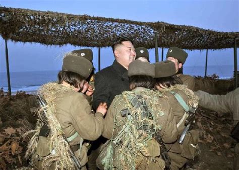 朝鲜举行大规模军演 金正恩慰问被女兵包围组图 青岛新闻网