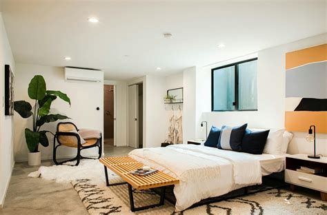 침대에 흰색 침대 린넨 사진 Unsplash의 무료 가구 이미지