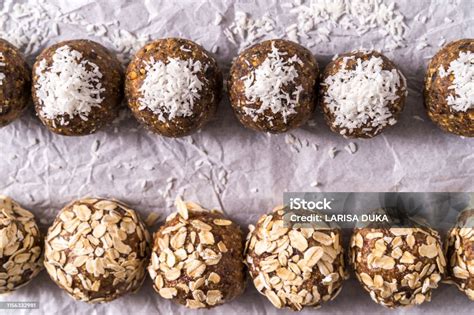 날짜 자두 건포도 땅콩 귀리 플레이크 말린 크랜베리 피칸 견과류 코코넛 면도 흰색 요리 용지 배경으로 만든 건강한 유기농 에너지