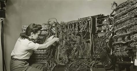 Инженер подключающий один из первых компьютеров Ibm 1958 год Пикабу
