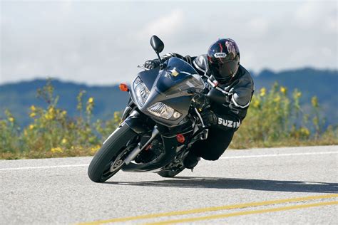 배경 화면 경마 스즈키 오토바이 타기 스턴트 연기자 육상 차량 자동차 제조 슈퍼 바이크 경주 도로 경주 아일 오브 맨 1600x1067 Cryzeen