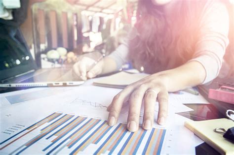 그의 책상에 노트북 태블릿 및 그래프 데이터 문서 사무실에서 일 하는 사업 개념에 대한 스톡 사진 및 기타 이미지 개념 그래프 금융 Istock