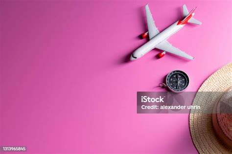 여름 주말 여행 휴가 액세서리 비행기 여권 나침반 상단 보기 평면 분홍색 파스텔 배경에 누워 공간을 복사합니다 여행 컨셉 0명에 대한 스톡 사진 및 기타 이미지 Istock