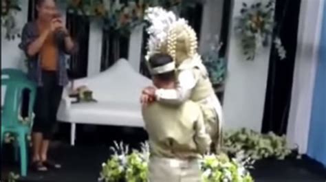 Viral Video Romantis Pengantin Laki Laki Gendong Istri Ke Pelaminan Akibat Banjir Di Sambas