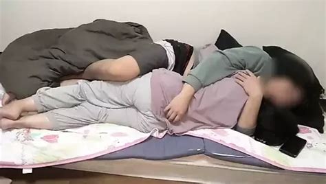 一对高中夫妇在农村一个未使用的仓库里做爱，裤子半垂。 Xhamster