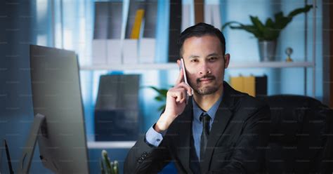 비즈니스 사람들은 스마트 폰을 사용하여 비즈니스 거래를 수행합니다 사진 Unsplash의 무선 기술 이미지