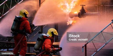 파노라마 소방관 팀 사용 물 안개 분비 석유 굴착 장치 공장 폭발에서 불을 분사 유출에 대한 스톡 사진 및 기타 이미지 유출 기체 물리 구조 불 Istock