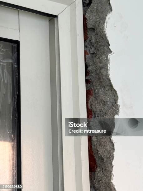 금이 간 벽 노출된 석고 느슨한 원시 플러그 표준 이하의 이중창 설정의 불완전한 벽돌 작업이 있는 제대로 설치되지 않은 창문의 이미지 0명에 대한 스톡 사진 및 기타 이미지