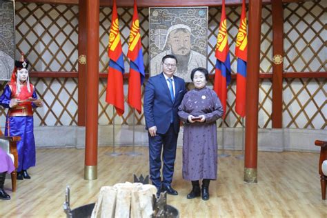 Монгол Улсын Ерөнхийлөгчийн зарлигаар Хүнс хөдөө аж ахуй хөнгөн үйлдвэрийн салбарын баялаг