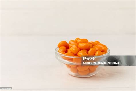 할로윈 사탕 옥수수 젤리 눈 호박 사탕 설탕 두개골이 배경에 다른 그릇에 있습니다 할로윈을 위한 클래식 캔디 과자 사탕 옥수수와 잭 오 랜턴이 있는 할로윈 휴가 개념 10