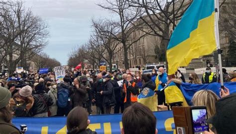 На протест до посольства Росії у Берліні вийшли сотні людей Читайте на Ukr Net