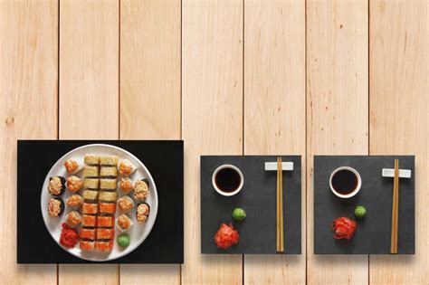 木板上的寿司和餐具图片 木板上的寿司和两套餐具素材 高清图片 摄影照片 寻图免费打包下载