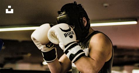 흰색과 검은색 권투 글러브를 쓴 남자 사진 Unsplash의 무료 알마티 이미지