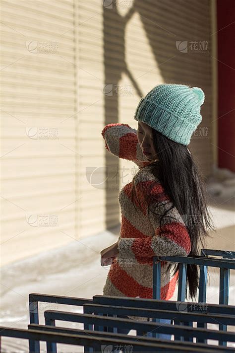 时尚的亚洲女孩在街上的肖像