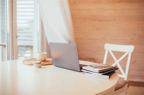 하얀 테이블에 신선한 차 노트북 노트북 및 스마트 폰이있는 컵 원격 작업 0명에 대한 스톡 사진 및 기타 이미지 0명 Brand Name Smart Phone 개념